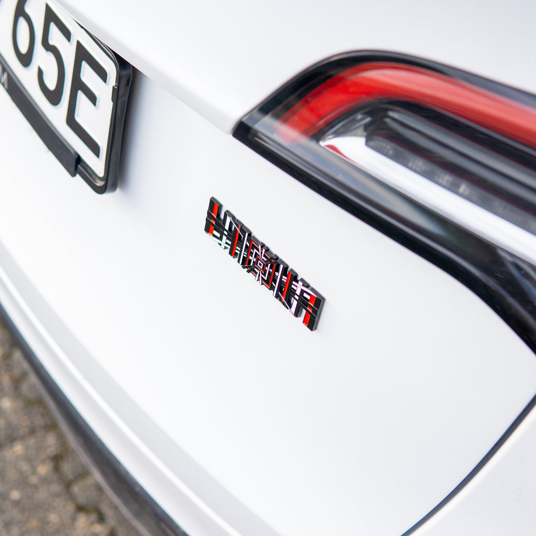 Tesla: Plaid-Logo-Plakette